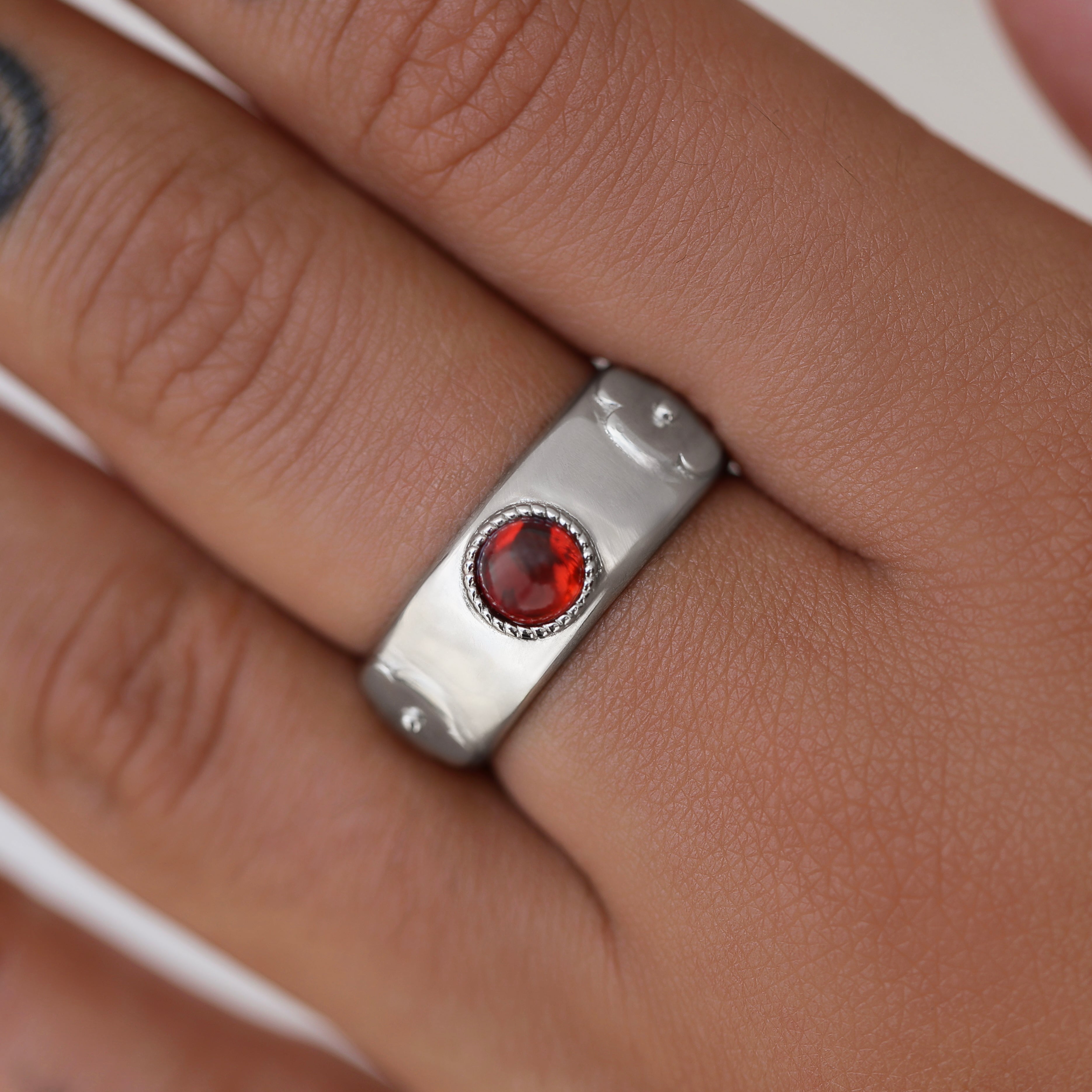 Howl's Ring – Vivamacity